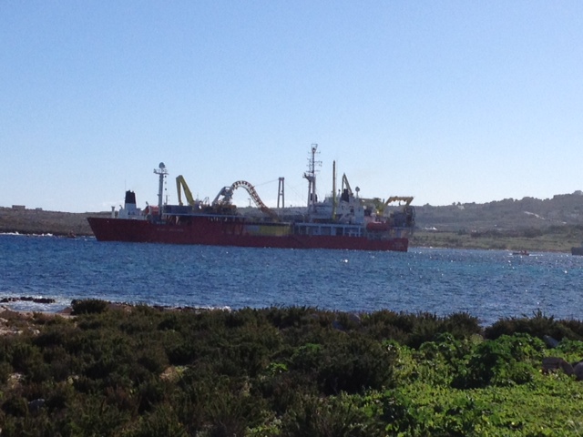 Jibda jitqiegħed is-submarine power cable tal-Interconnector - TVMnews.mt