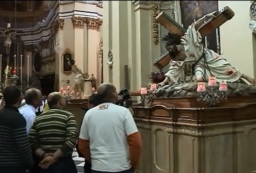 L-Għaxqin b'rendutur ġdid liebes l-abjad flok l-aħmar - TVMnews.mt