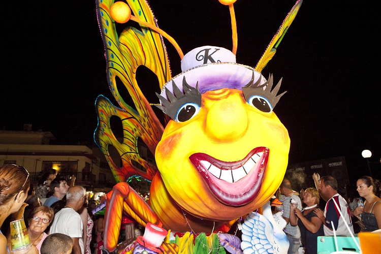 Rotta itwal għal rekord ta' 13-il karru fil-Karnival tas-sajf f'Buġibba ...