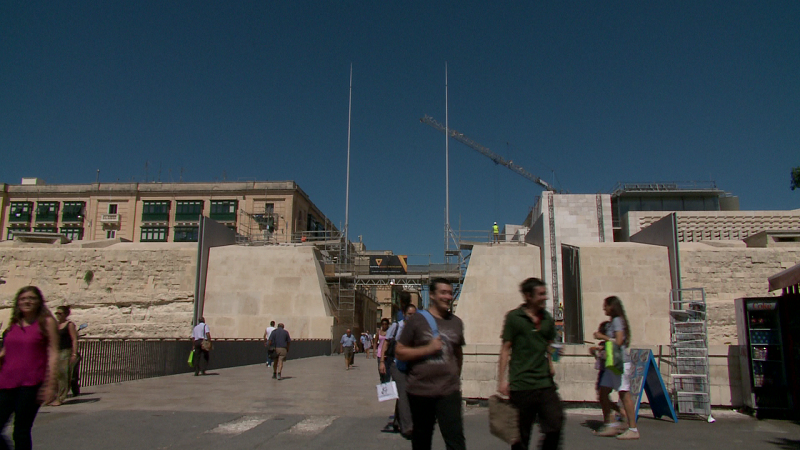 Jitwaħħlu żewġ arbli kbar mad-daħla ta' Bieb il-Belt - TVMnews.mt