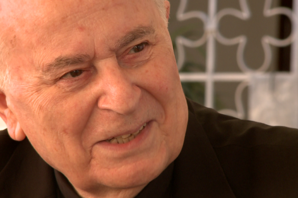 Monsinjur Victor Grech milqugħ b'ċapċip mir-residenti ta' San Blas ...