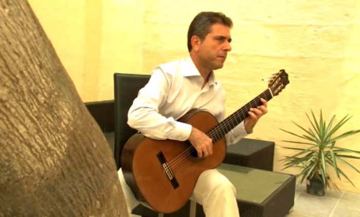 Il-mużiċista Simon Schembri parti mill-ispettaklu tal-Port il-Kbir ...