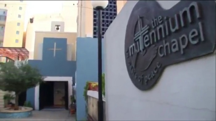 Raġel f'sakra kbira jhedded persuna b'sikkina għax ma tħalliex jidħol ...