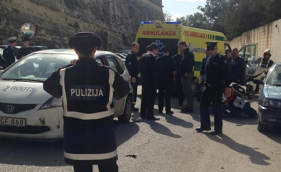 Pulizija bil-mutur jindarab f'ħabta fil-Floriana - TVMnews.mt