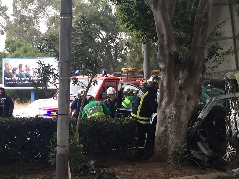 Van crashes into tree and overturns billboard at Marsa - TVMnews.mt