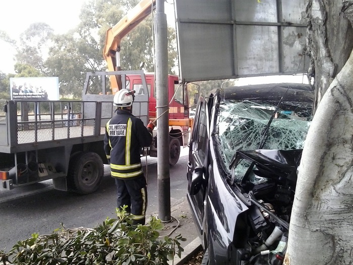 Van crashes into tree and overturns billboard at Marsa - TVMnews.mt