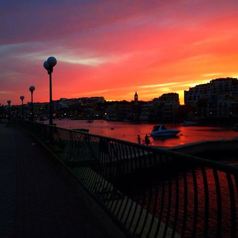 Is-sema aħmar mal-kosta Maltija joffri spettaklu ta' ġmiel naturali ...