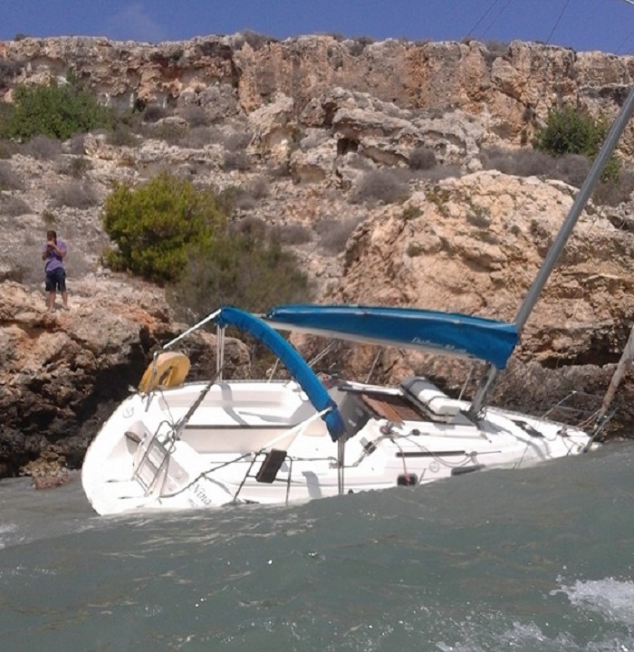 Watch: Yacht sinks at Il-Fekruna - TVMnews.mt