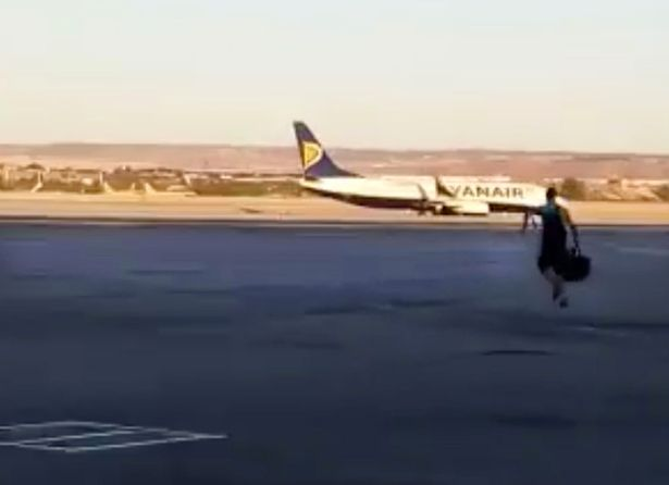 WATCH: Man runs onto runway to catch flight - TVMnews.mt