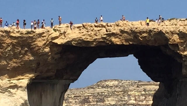 Despite the danger, hundreds still walk across Dwejra Window - TVMnews.mt