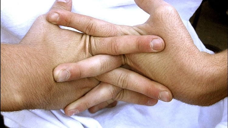 Is cracking one's fingers bad? - TVMnews.mt