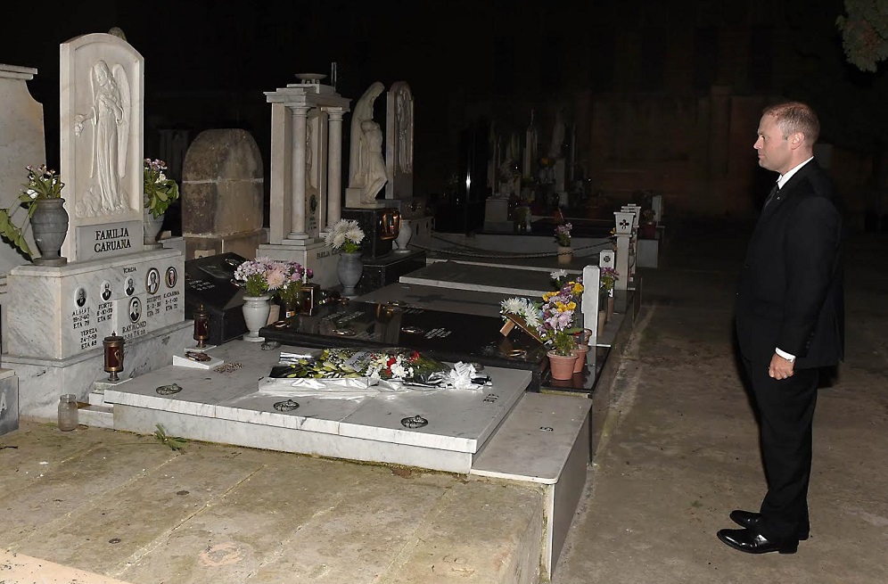Prime Minister visits Raymond Caruana grave - TVMnews.mt
