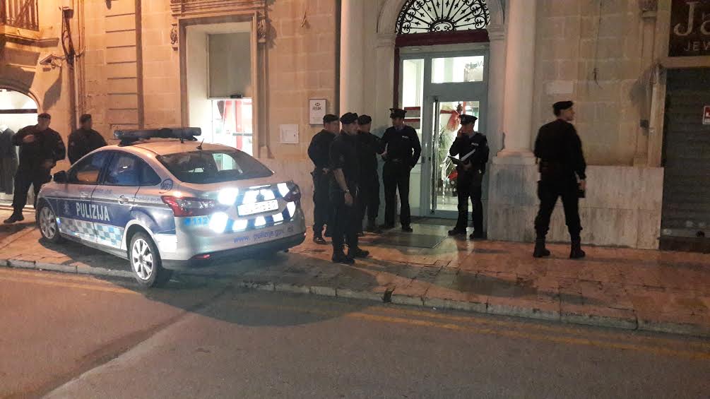 UPDATED: HSBC Bank branch doors in Żebbuġ wide open – but no forced ...