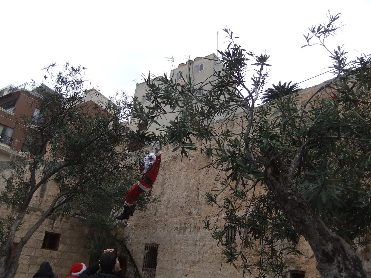 Santa Klaws jinżel mill-ajru fost iċ-ċapċip tat-tfal Melliħin - TVMnews.mt