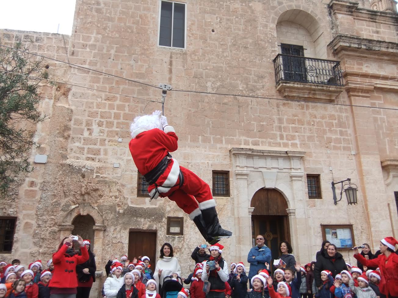 Santa Klaws jinżel mill-ajru fost iċ-ċapċip tat-tfal Melliħin - TVMnews.mt