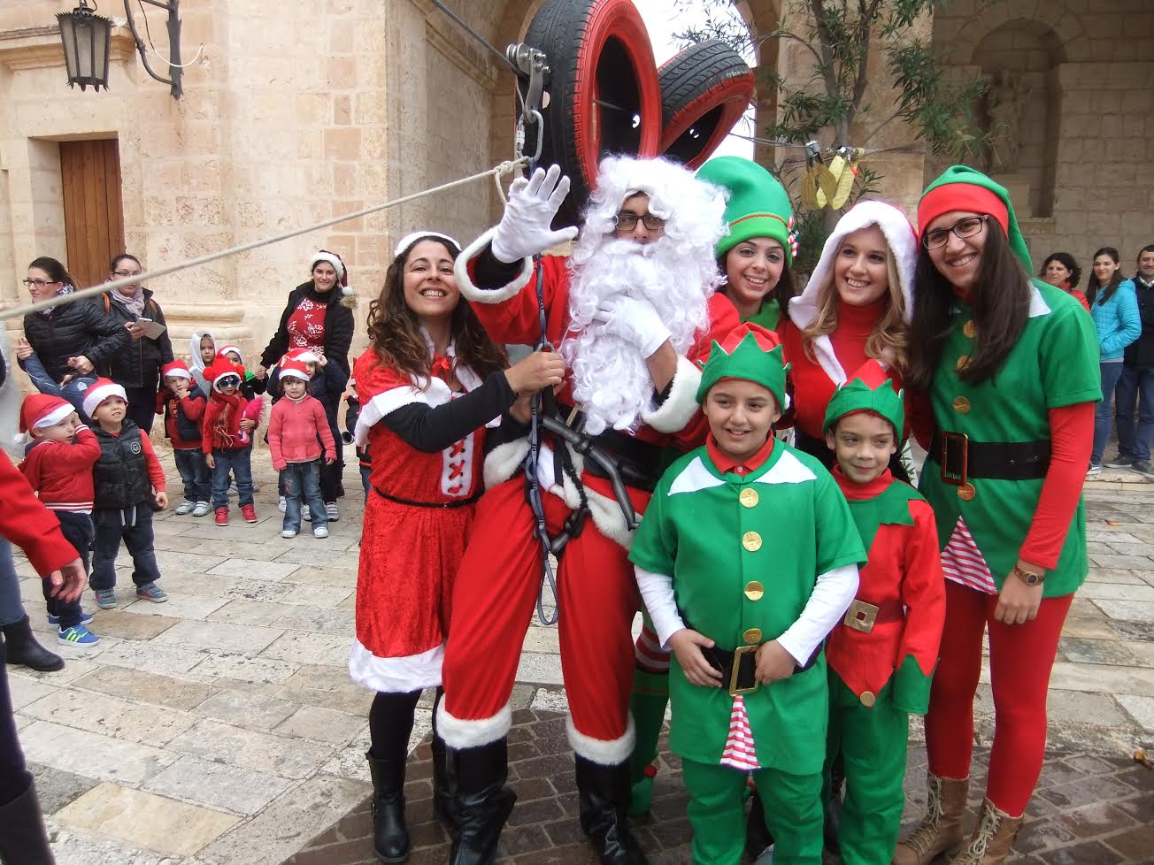 Santa Klaws jinżel mill-ajru fost iċ-ċapċip tat-tfal Melliħin - TVMnews.mt