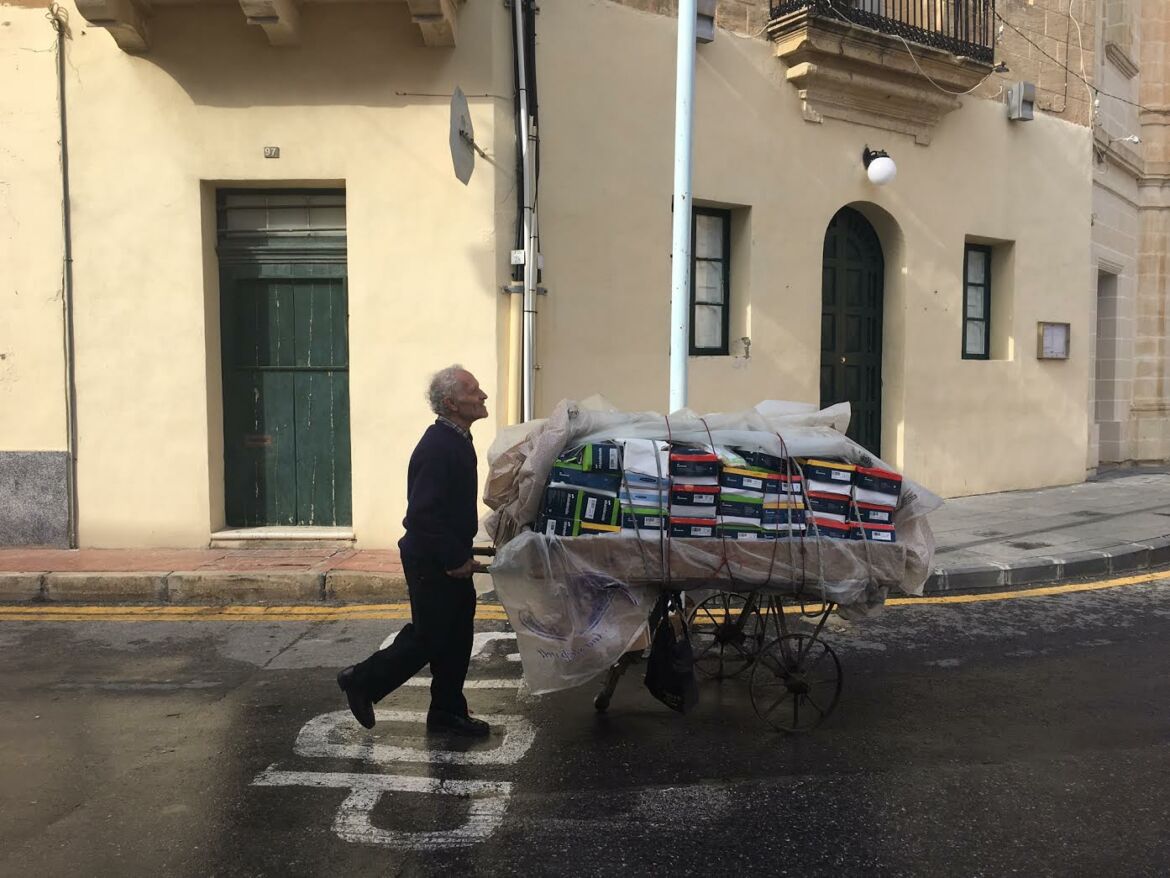 Iterraq kilometri bil-karrettun biex jaqla’ l-ħobża ta’ kuljum - TVMnews.mt