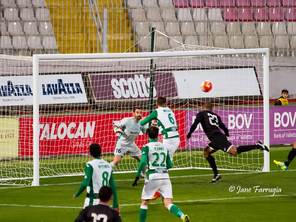 Players ta' Floriana juru solidarjeta ma' Ama Samb.. Hibernians ...