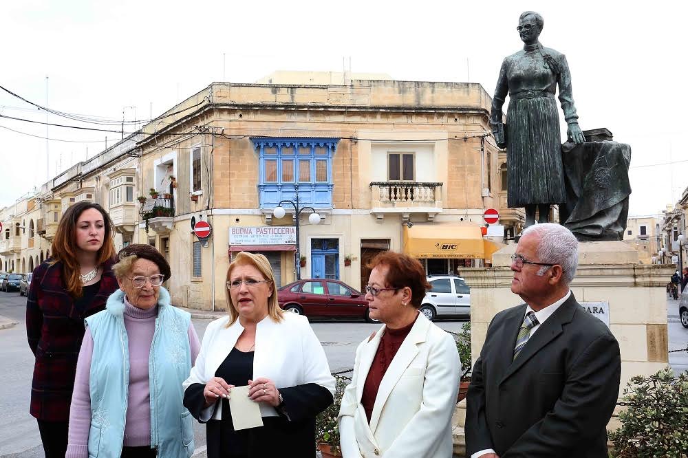 Il-President tappella għal iktar nisa fil-politika quddiem il-monument ...