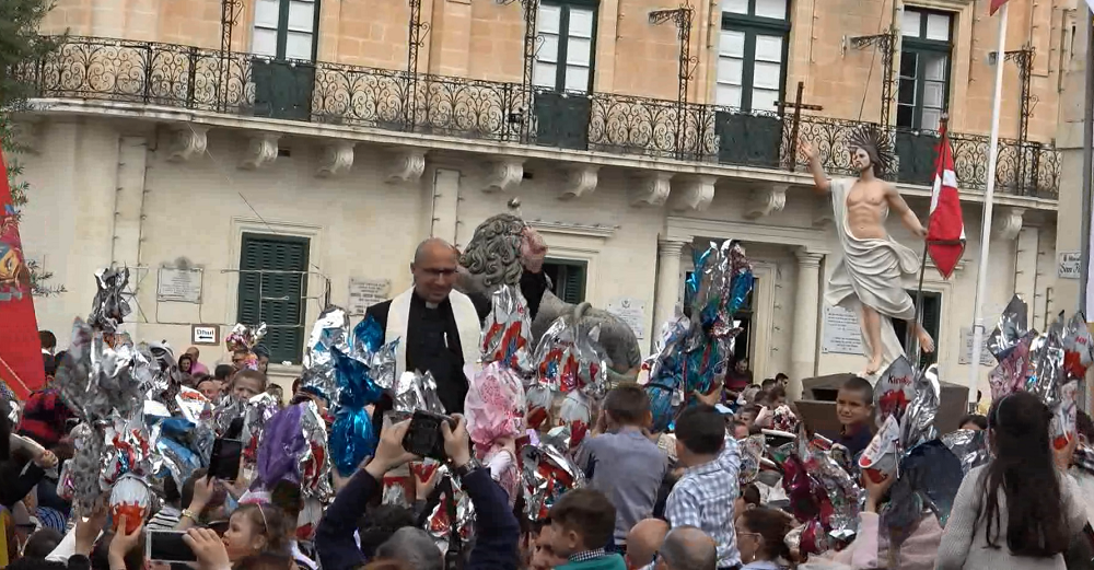 Video: Children take Easter eggs and figolli for blessing before the ...