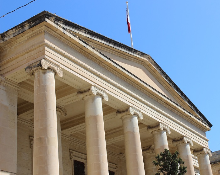 Iħebb għall-Pulizija waqt li kien ħiereġ mill-Qorti - TVMnews.mt
