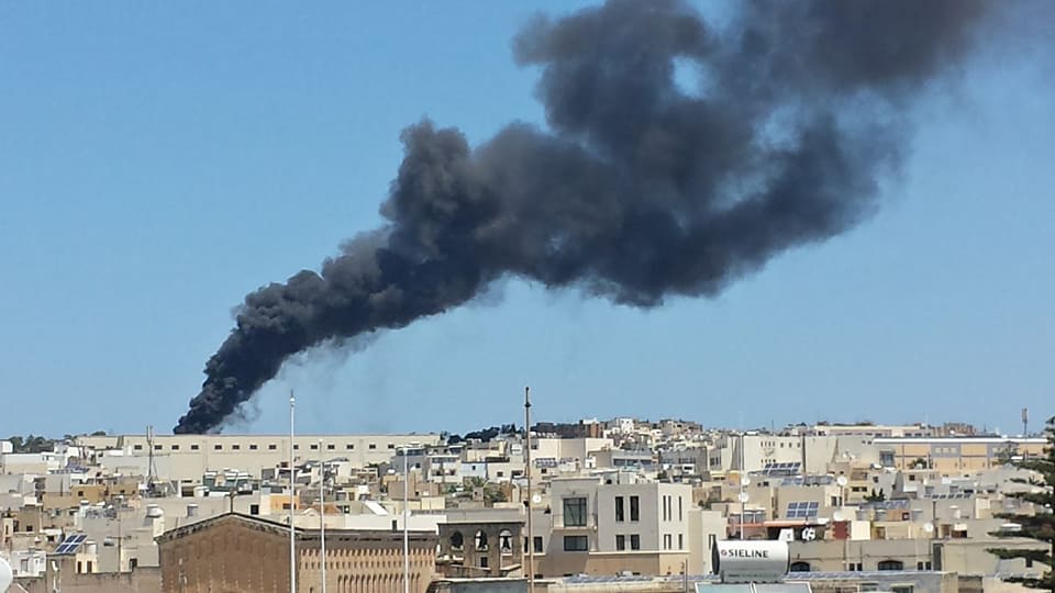 VIDEO: Bendy buses on fire at San Gwann scrapyard - TVMnews.mt