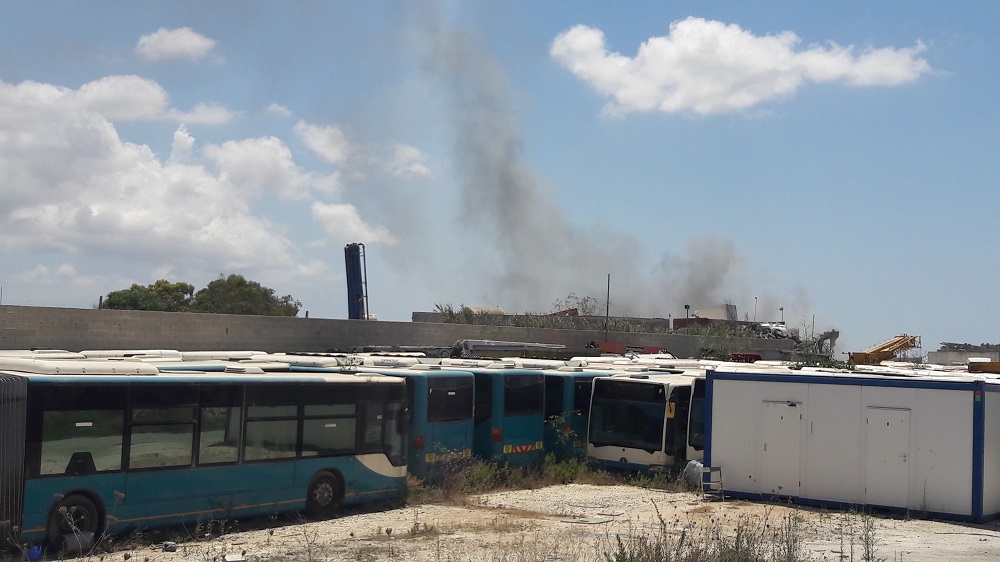 VIDEO: Bendy buses on fire at San Gwann scrapyard - TVMnews.mt