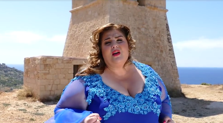 7 years after losing her mother, singer finds courage to express her ...