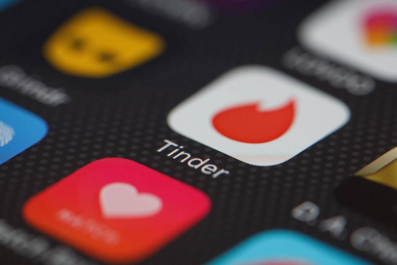 Uses Tinder to steal, saying he was funding cancer treatment for mother ...