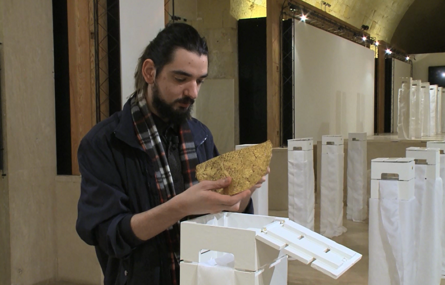 Artist gilds mother's objects in gold - a memory of her life - TVMnews.mt