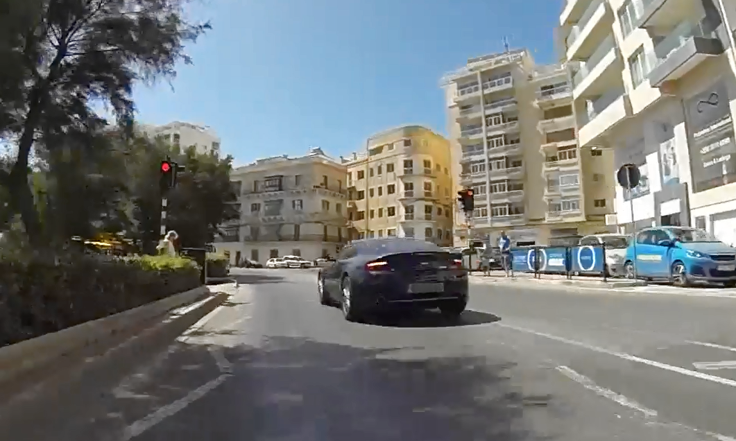WATCH: Stunned tourists watch as car runs red traffic lights - TVMnews.mt