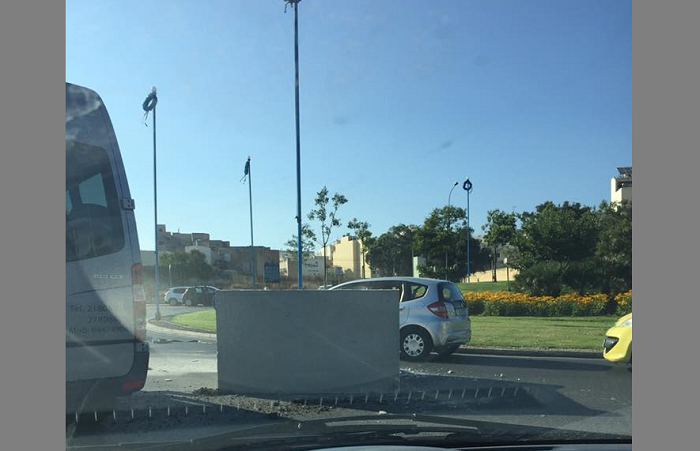 Taqa' blata kbira minn fuq trailer fil-bypass għax-Xemxija - TVMnews.mt Taqa' blata kbira minn fuq trailer fil-bypass għax-Xemxija - TVMnews.mt