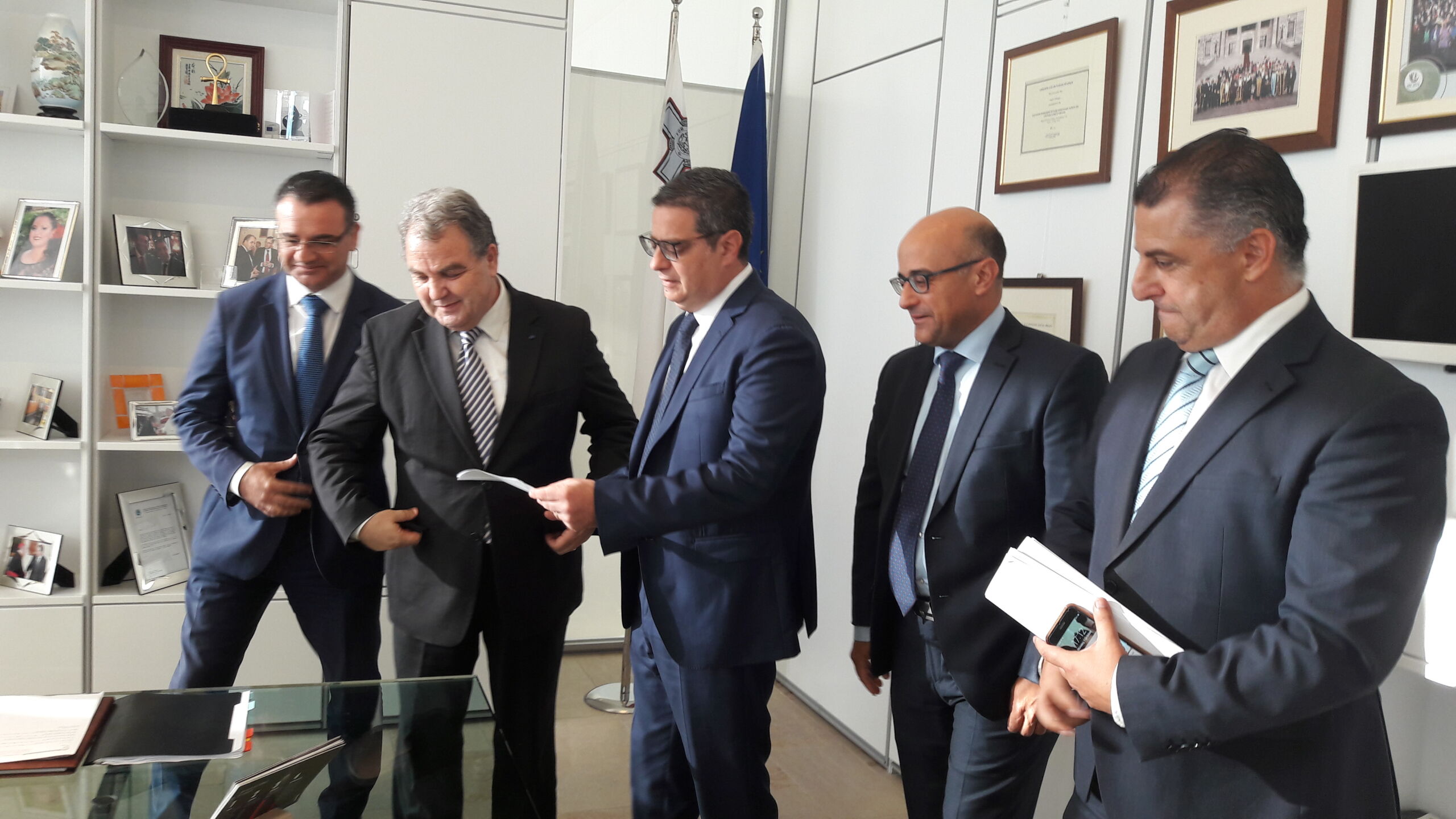 Adrian Delia jippreżenta mozzjoni parlamentari għar-revoka ta' Ġieħ ir ...