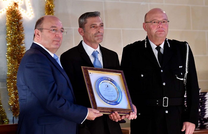 Simon Schembri jirċievi l-unur ta' uffiċjal tas-sena - TVMnews.mt