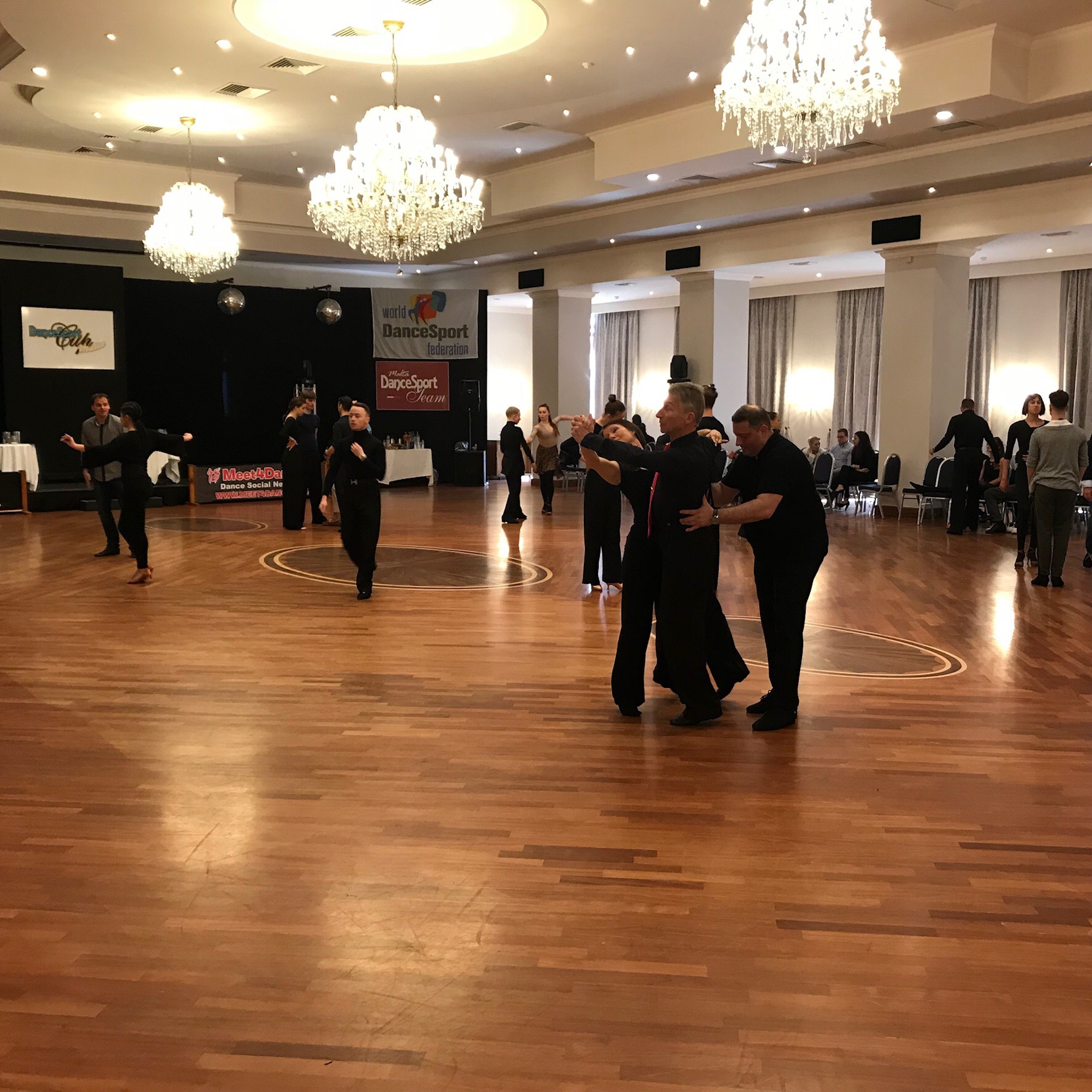 200 koppja minn madwar id-dinja jieħdu sehem f'kompetizzjoni ta' żfin f ...