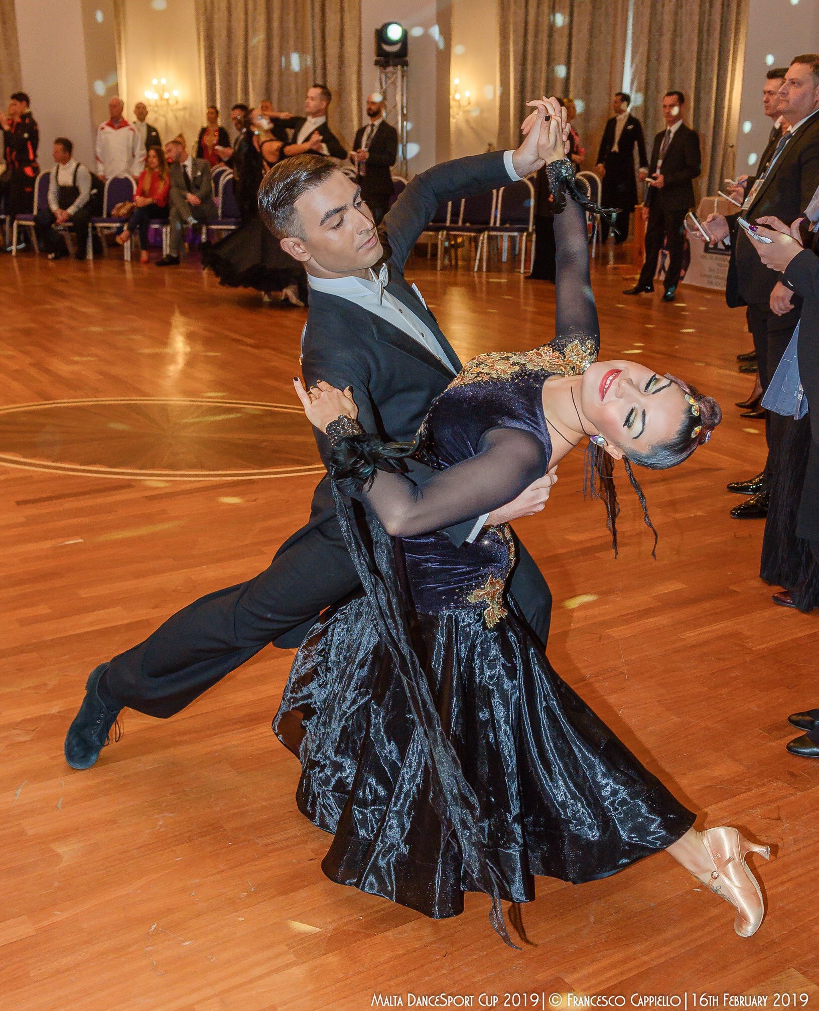 200 koppja minn madwar id-dinja jieħdu sehem f'kompetizzjoni ta' żfin f ...