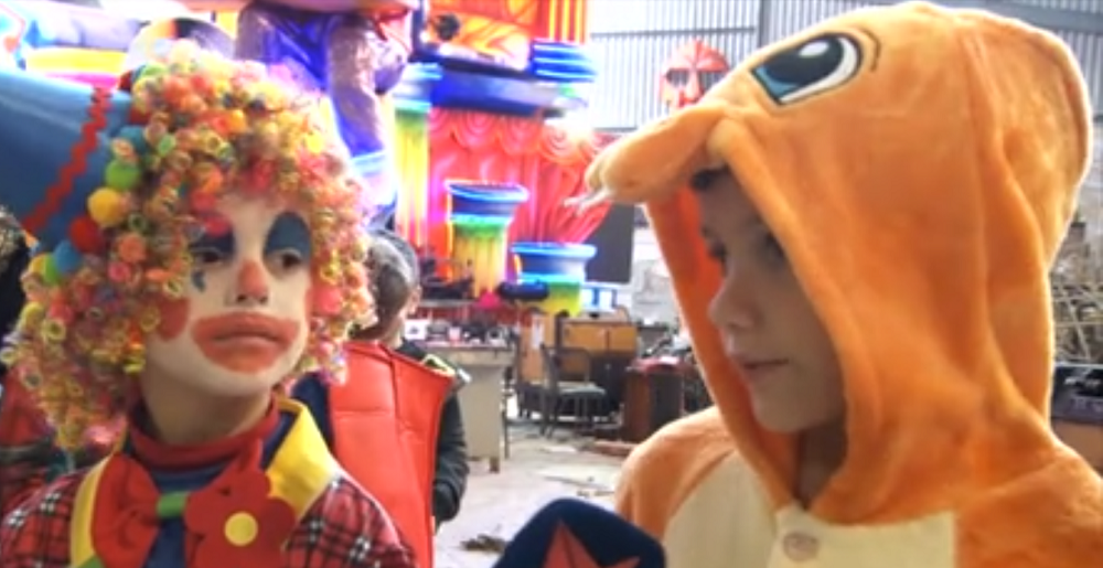 Minflok l-uniformi libsu l-kostumi biex iżuru l-karru ta' Totò Perżuta ...