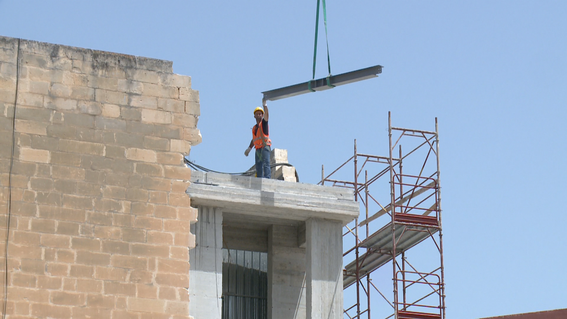 Iron structure links Hamrun Secondary School and Lyceum - TVMnews.mt