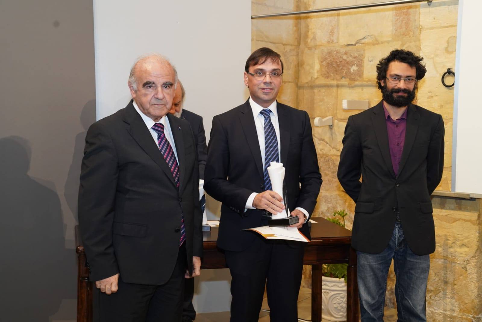 Alfred Sant jingħata l-premju għall-kontribut siewi fil-qasam tal-kotba ...