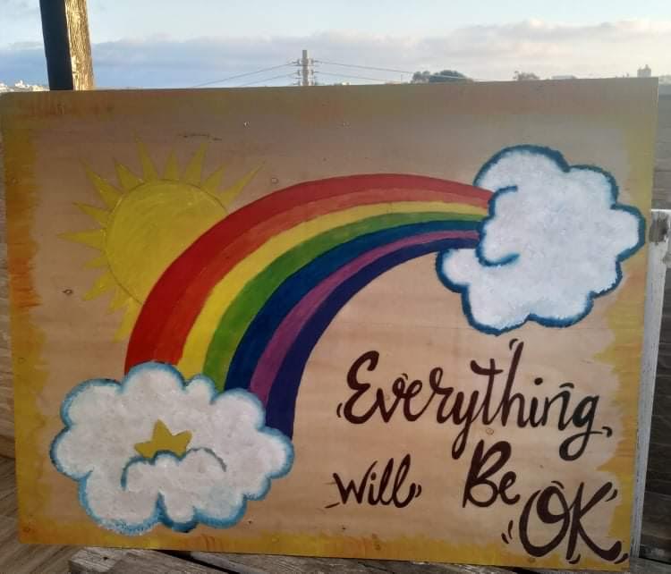 Bir-ritratti: "Everything will be ok", iddendel qawsalla fuq il-bejt ...