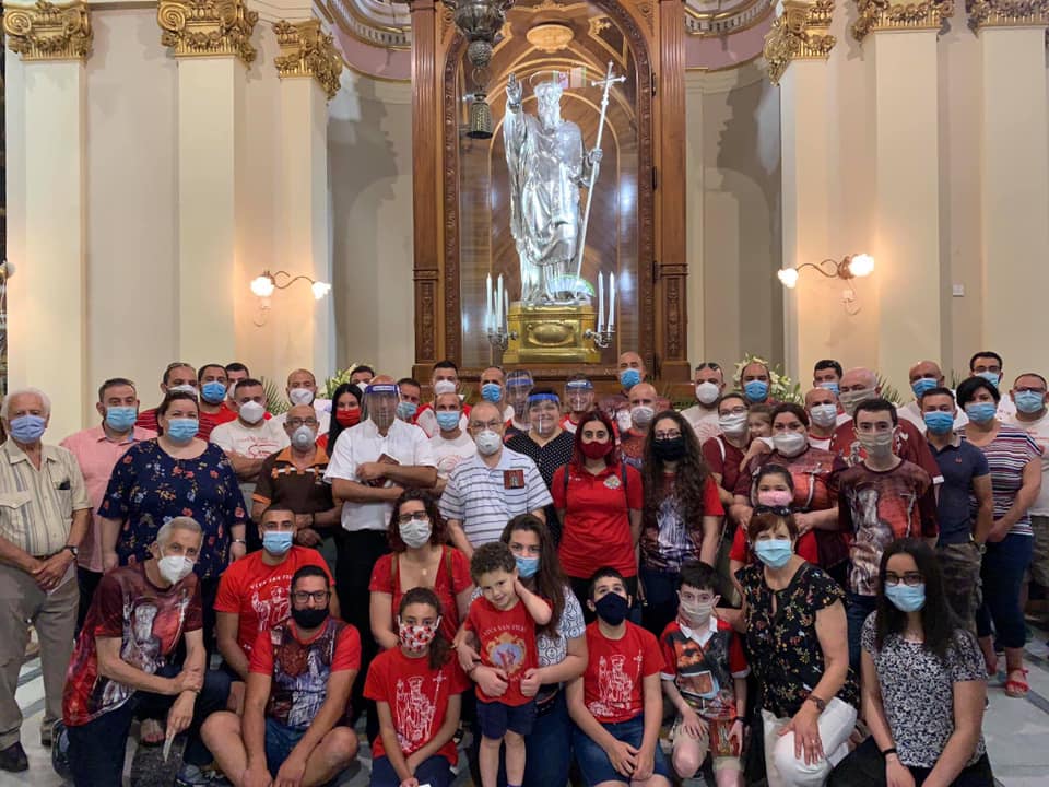 Social distancing: followed during mass, but not in front of the patron ...