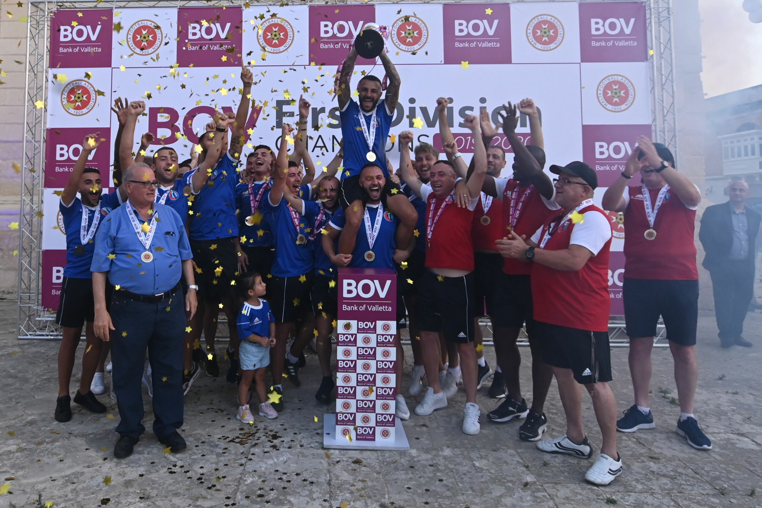 Żejtun Corinthians ippreżentati bit-trofew ta' Champions tal-Kampjonat ...