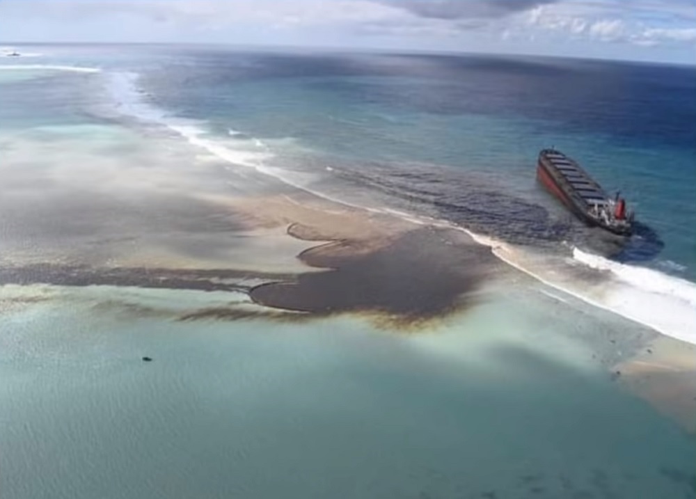 Oil leaks from vessel that ran aground off Mauritius - TVMnews.mt