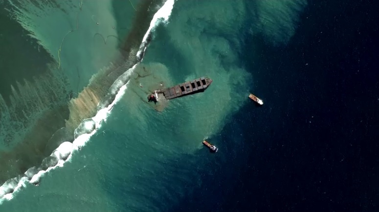 Vessel that leaked oil off Mauritius broke in two - TVMnews.mt