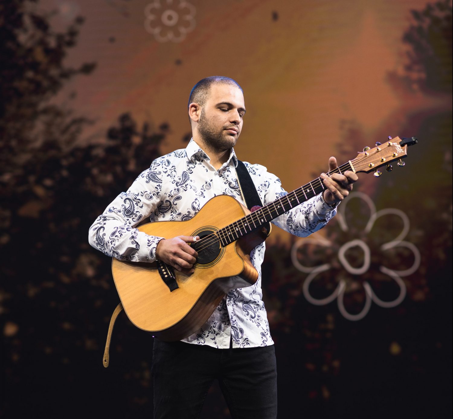 WATCH: Chris Tanti strums his guitar, giving us a relaxing tune against ...