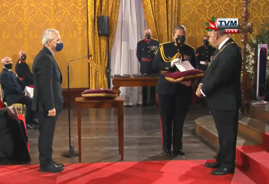 Il-Professur Emmanuel Agius jirċievi l-Midalja għall-Qadi tar ...