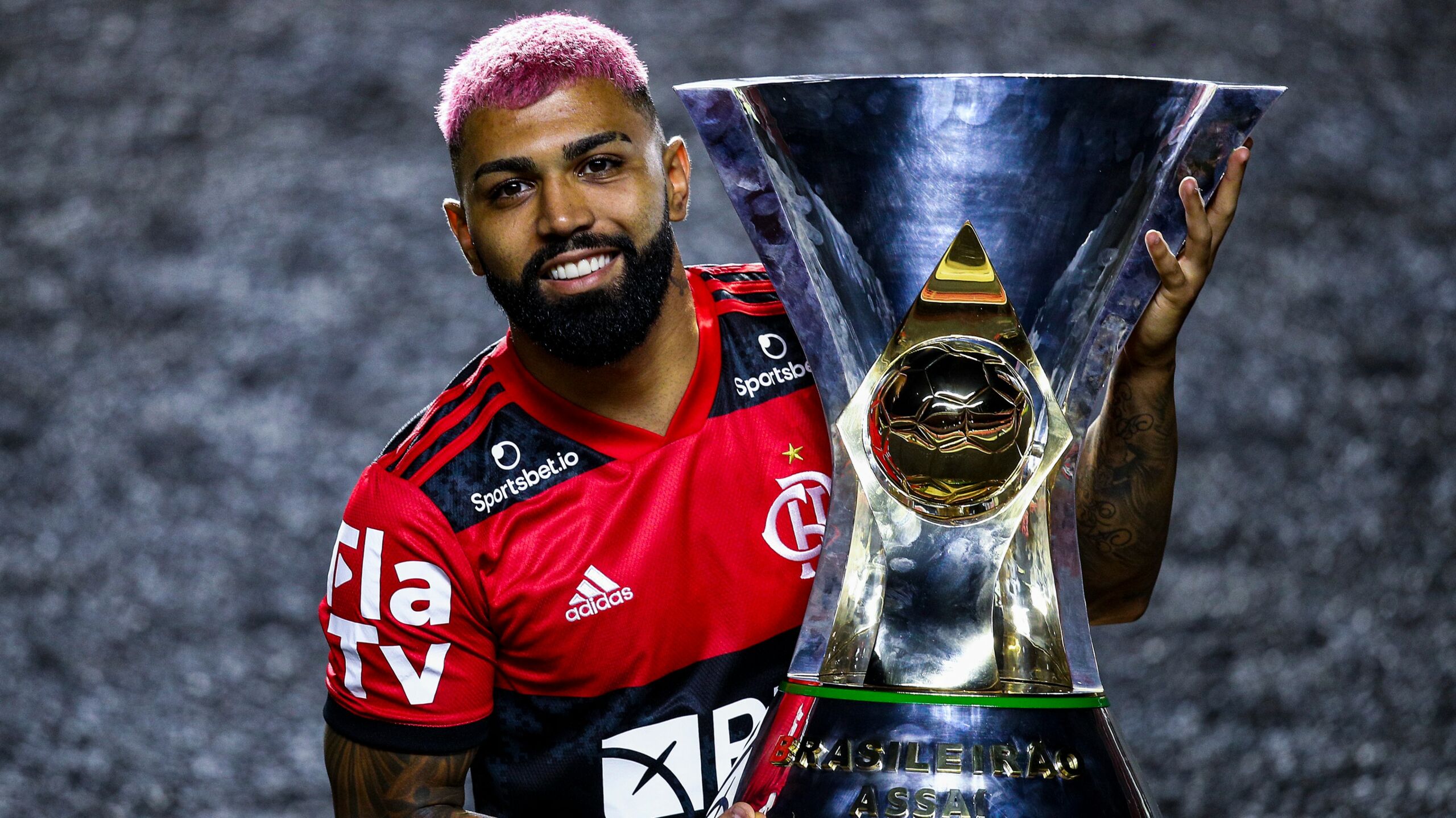 L-attakkant ta' Flamengo u l-Brażil Gabriel Barbosa jinżamm mill ...