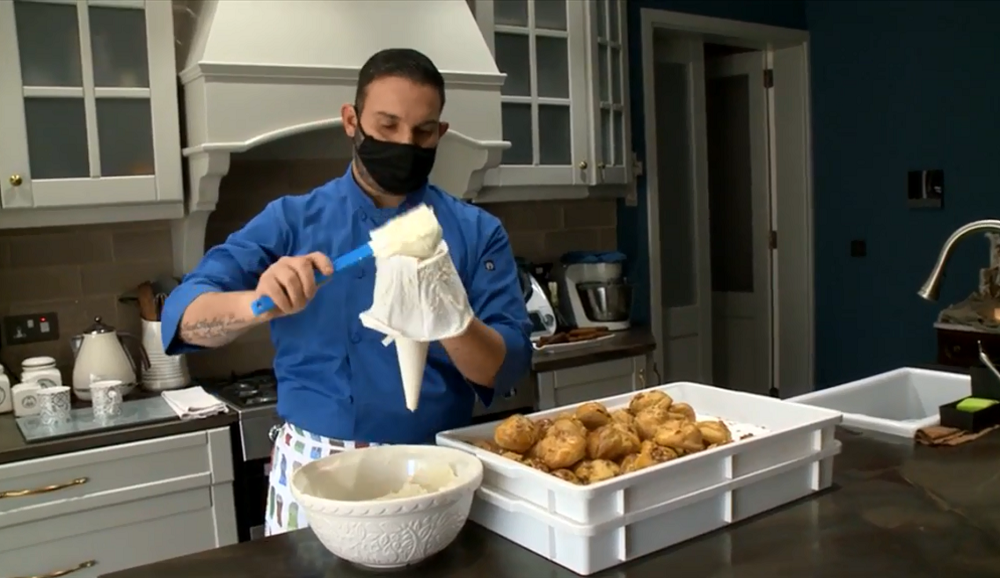 Fried or oven-baked? Watch how this confectioner prepares "żeppoli ...