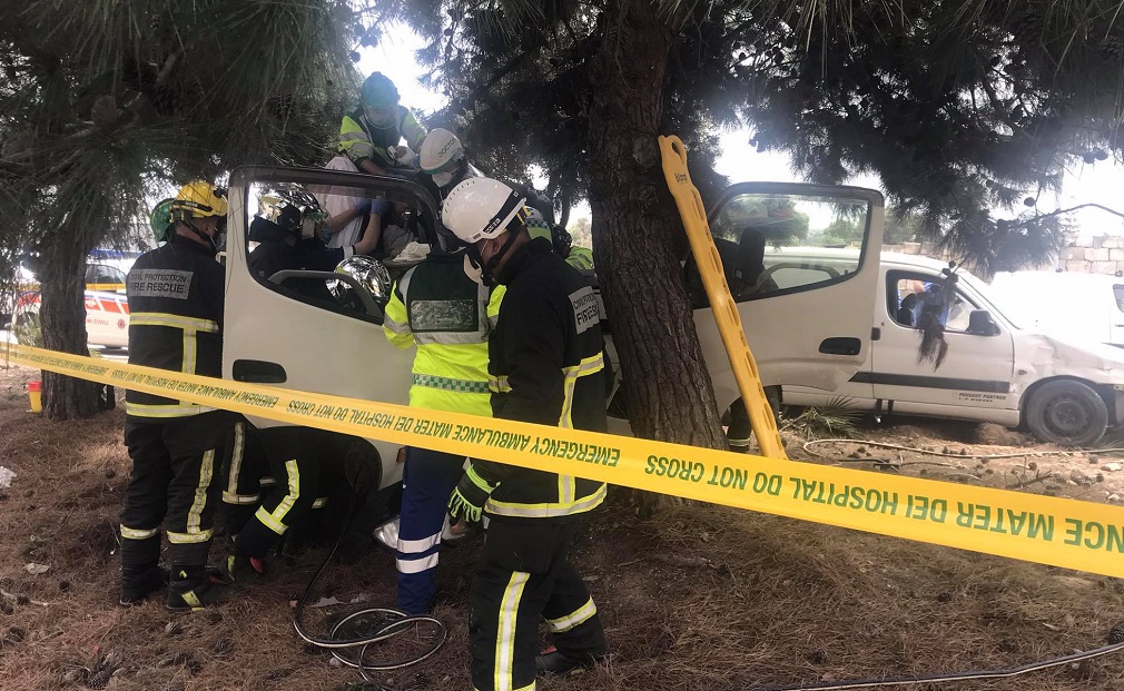 VIDEO: Driver grievously injured after car crashed into tree in Ħal ...