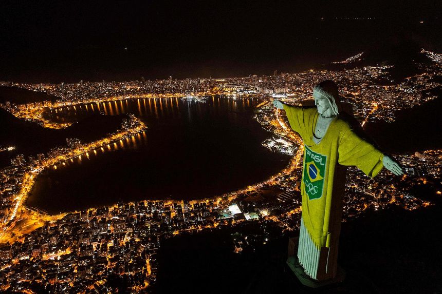L-istatwa ta' Kristu f'Rio mixgħula b'kuluri differenti biex tfakkar il ...
